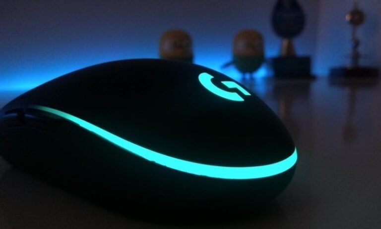 Logitech G203 vs G102 - Which One is Better? - UBG